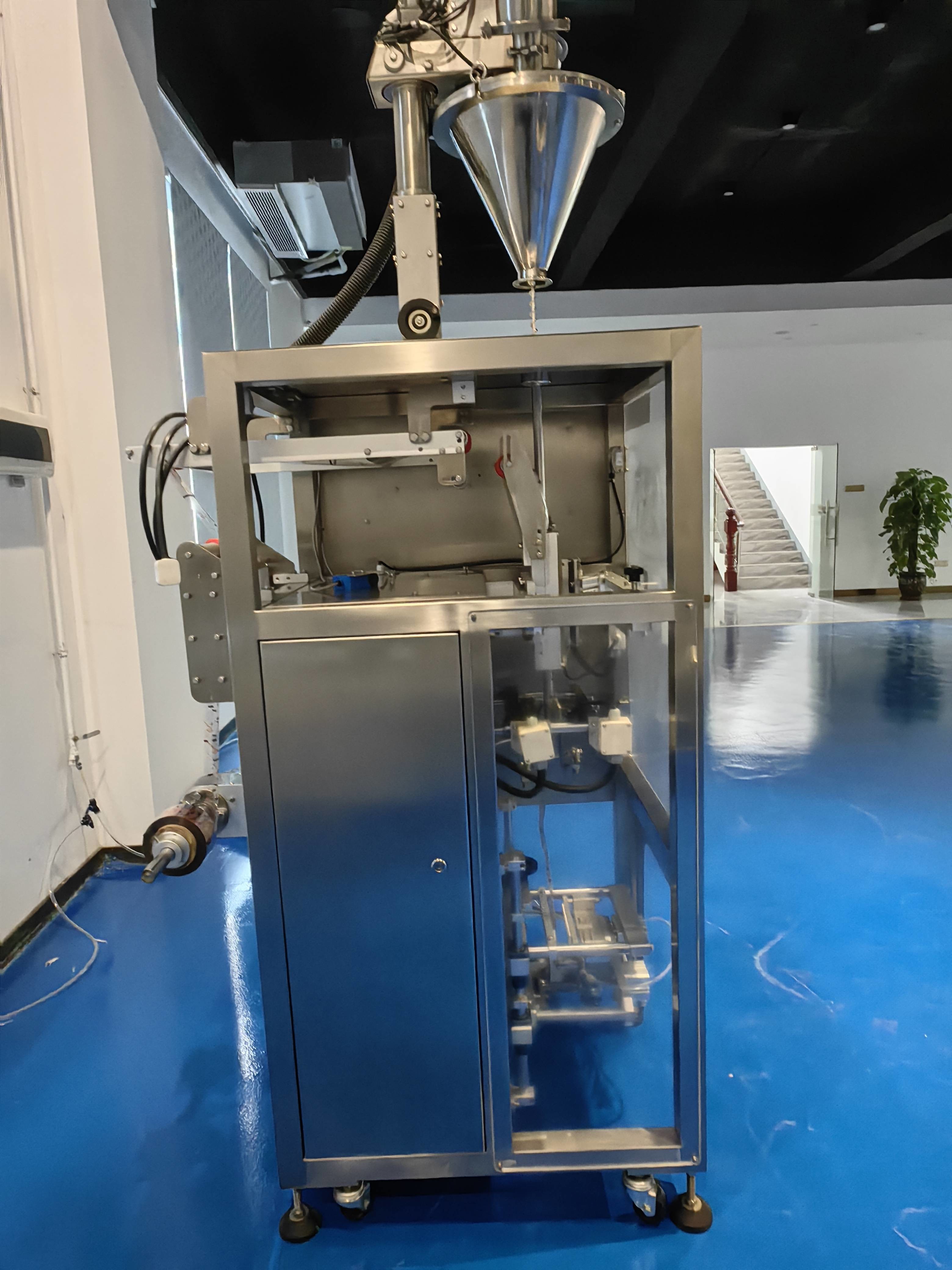 PLC Control Automatic Strip Packing Machine 180mm Packaging Film Width